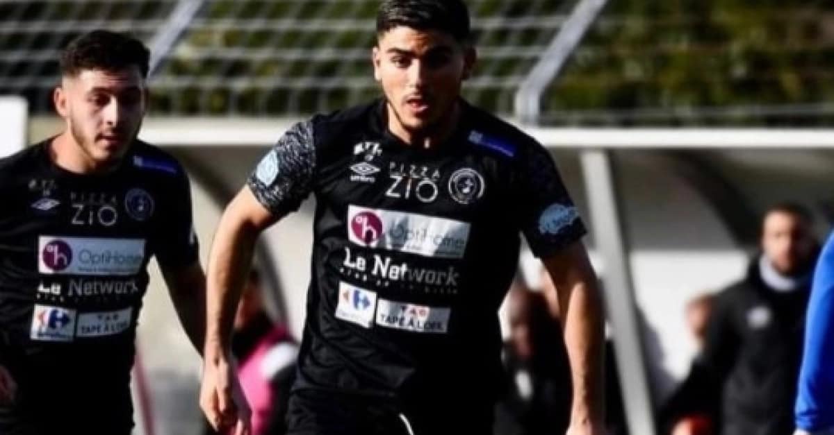 Issam signe son contrat professionnel - Roubaix Web